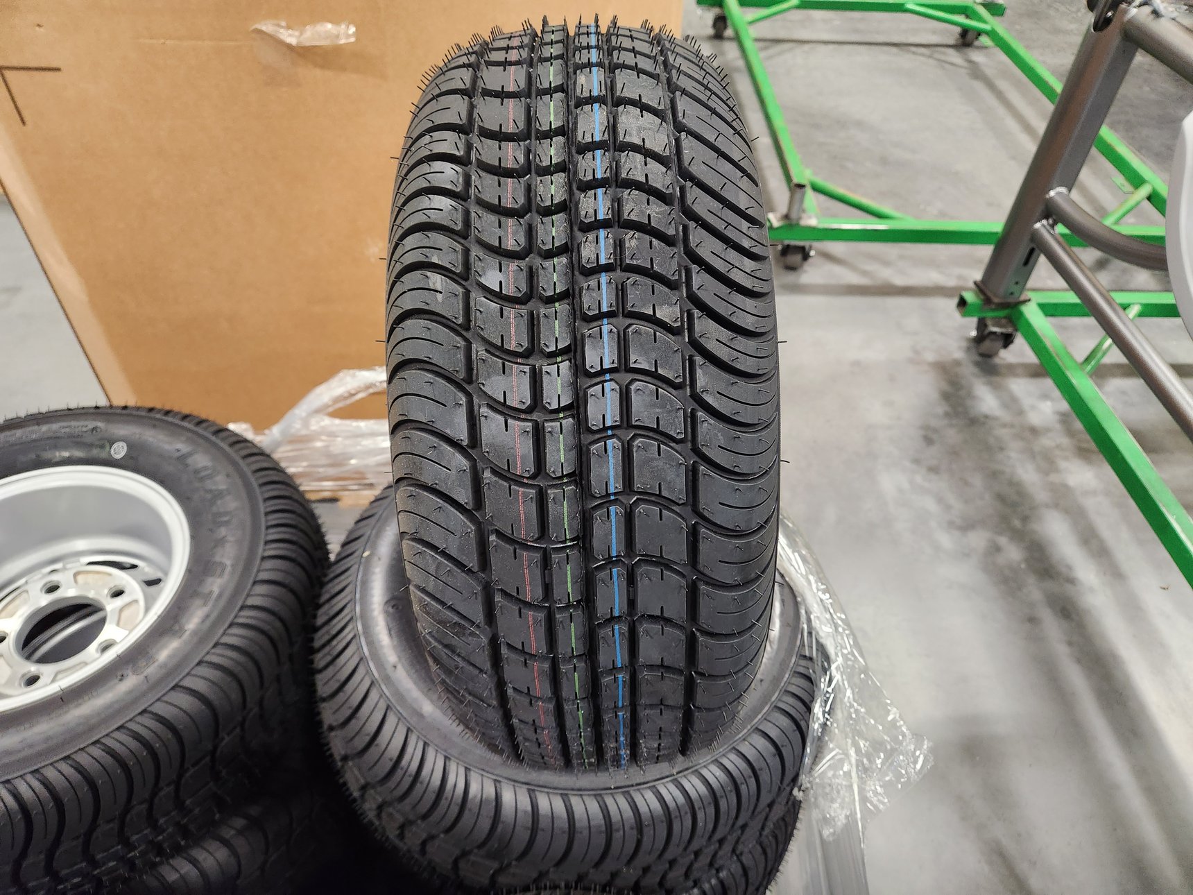 What type of wheel and tire does the GO Trailer use?
